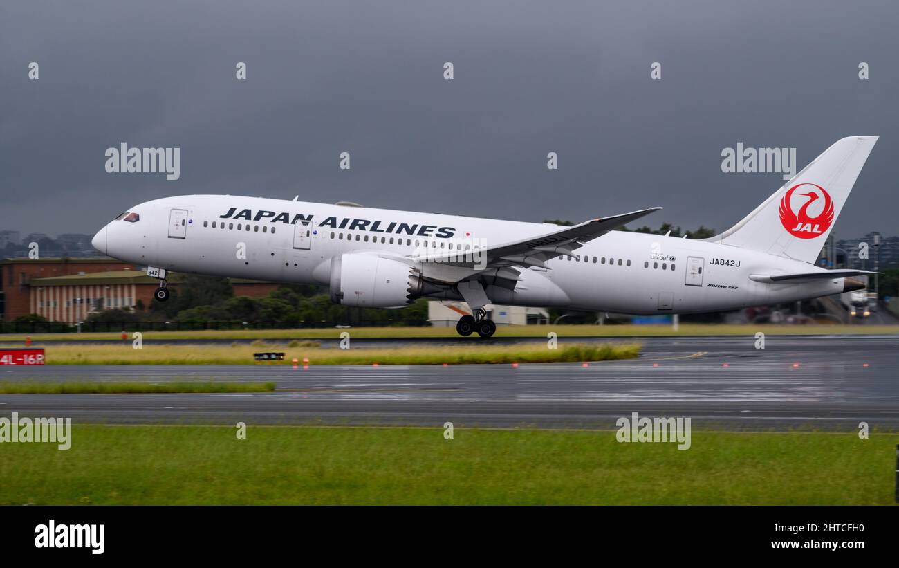 Japan Airlines Boeing B787 Dreamliner taking off Stock Photo - Alamy