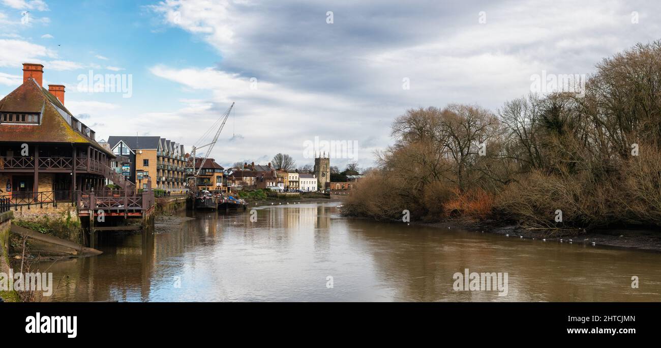 Old Isleworth by the River Thames, Town Wharf and London Appreince pubs ...