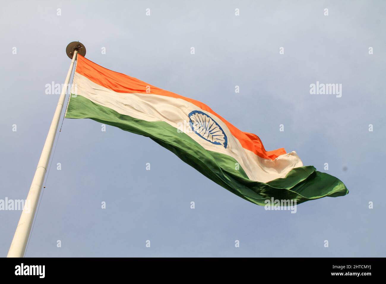 Low angle shot indian flag hi-res stock photography and images - Alamy