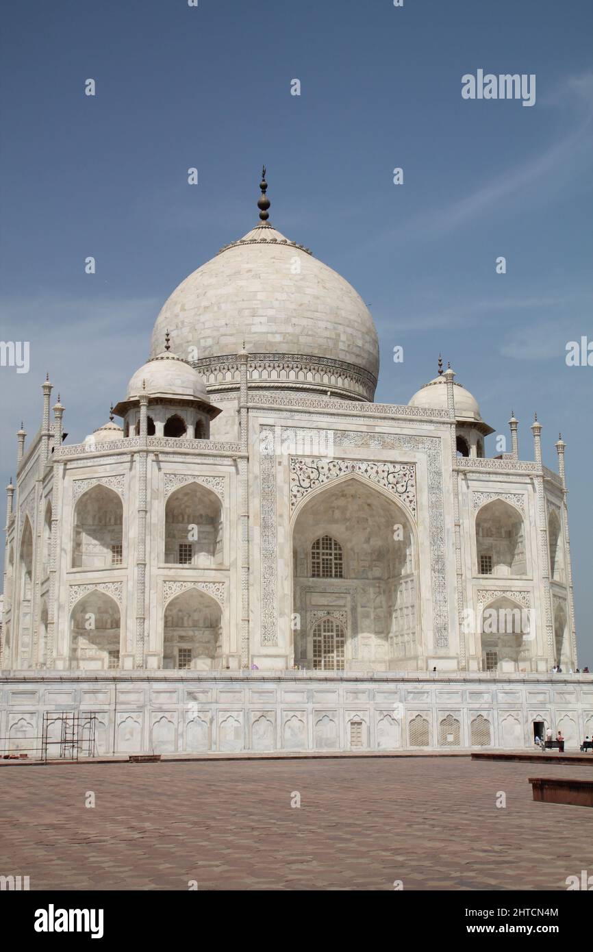 Vertical shot of the famous Taj Mahal in Agra, India under a beautiful ...