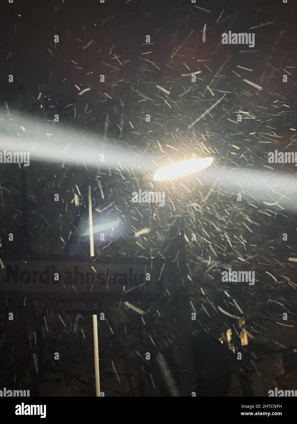 Snow falling down hi-res stock photography and images - Alamy