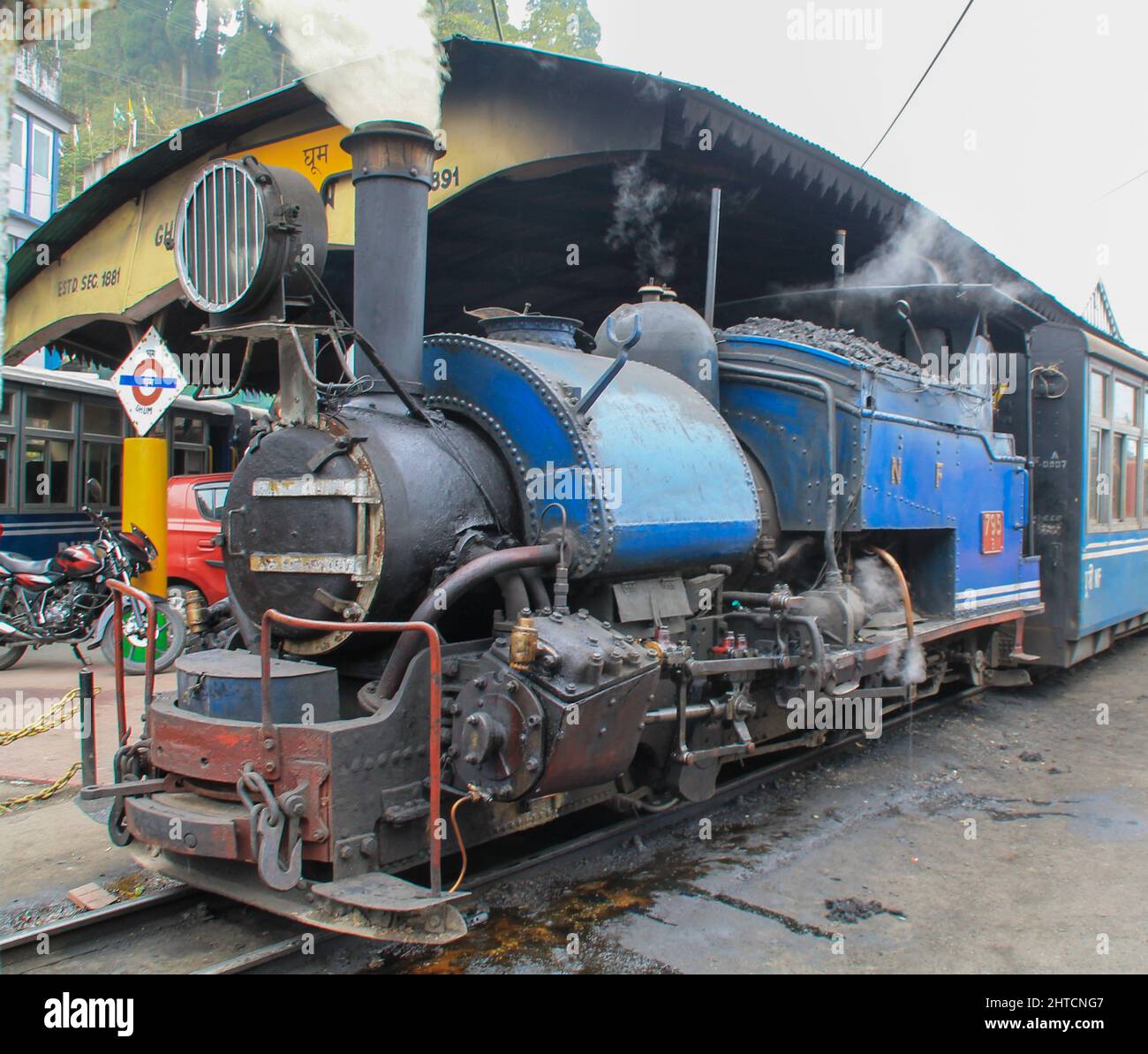 Darjeeling to ghum railway hi-res stock photography and images - Alamy