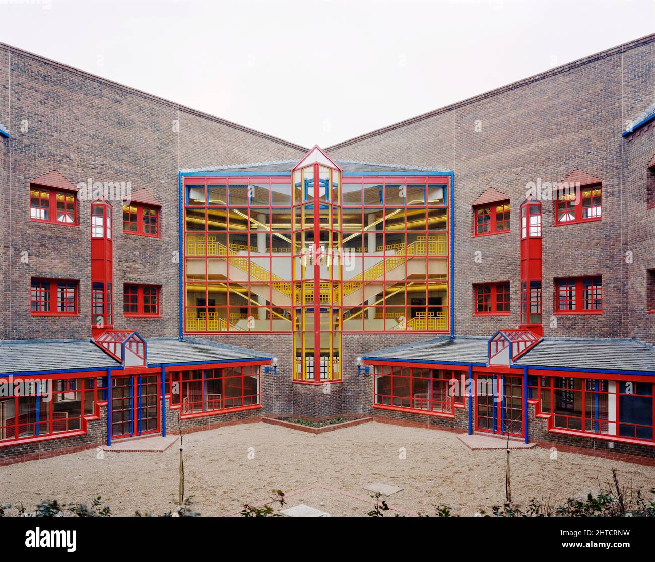 Hospital exterior 1980's hi-res stock photography and images - Alamy