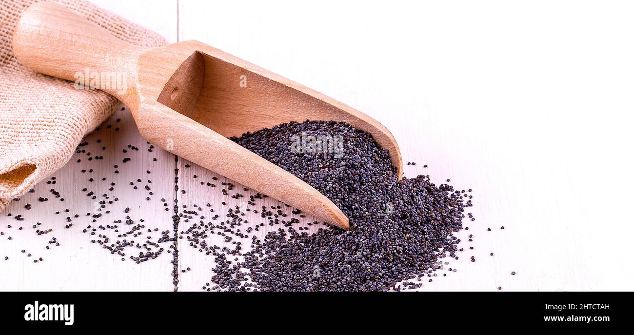 Poppy seeds in a wooden spoon Stock Photo - Alamy