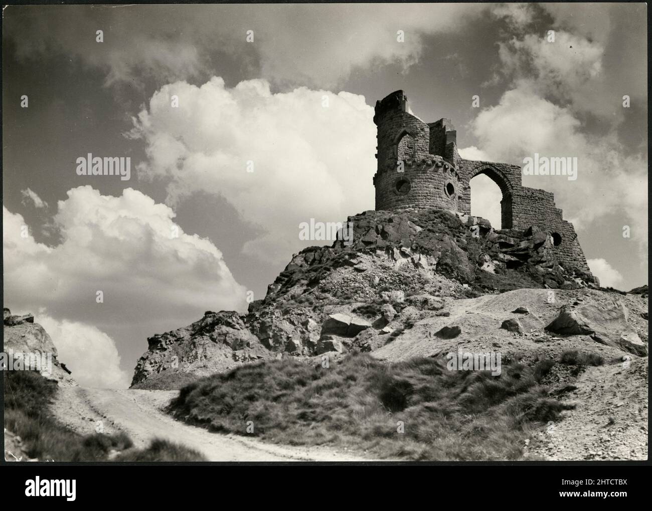 Mow Cop Castle, Mow Cop, Odd Rode, Cheshire, 1920-1935. Mow Cop Castle ...
