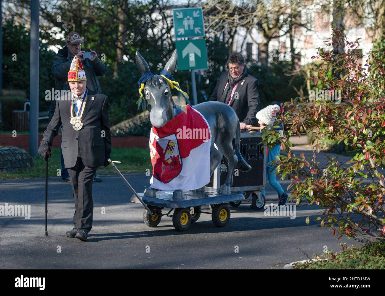 Unna, Germany. 28th Feb, 2022. Helmut Scherer (l) parades with a donkey ...