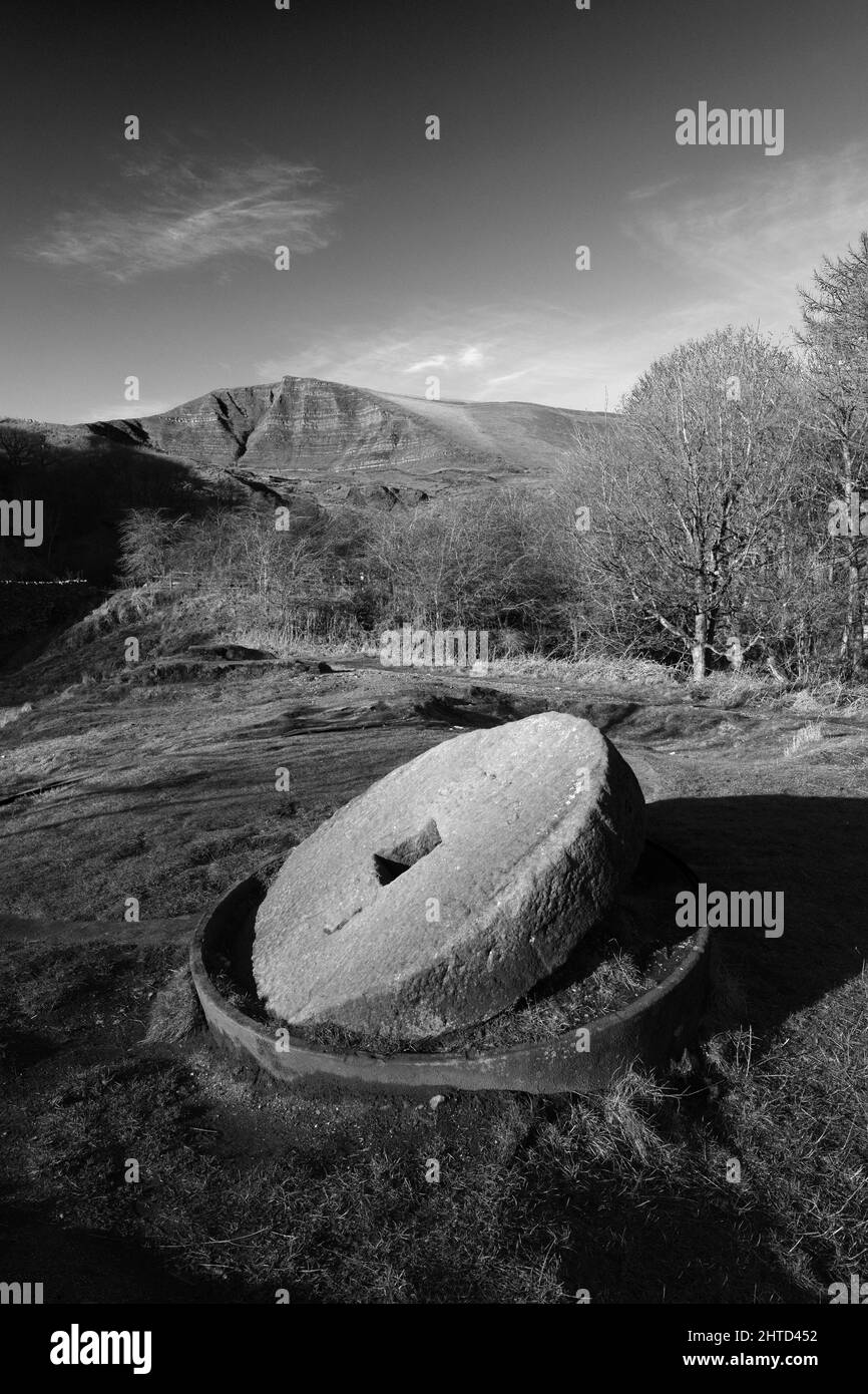 View of Mam Tor hill, Castleton valley, Derbyshire, Peak District ...