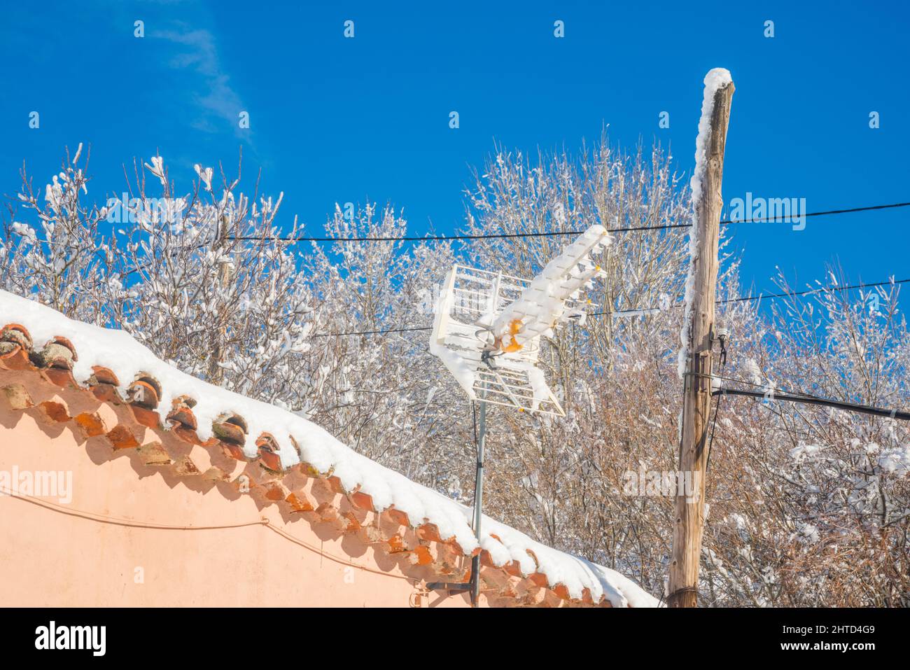Snow covered rooftop and aerial Stock Photo - Alamy