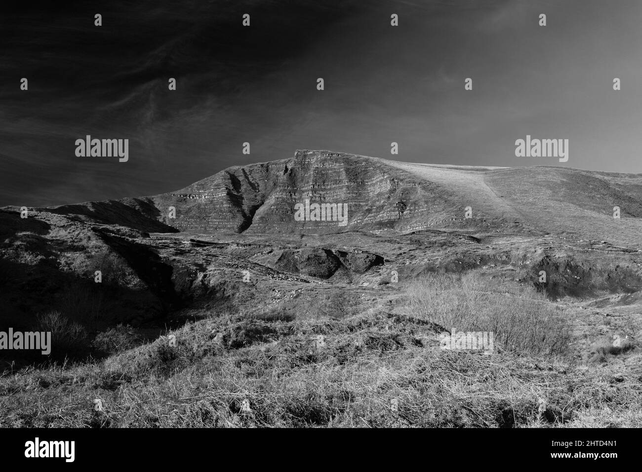View of Mam Tor hill, Castleton valley, Derbyshire, Peak District ...