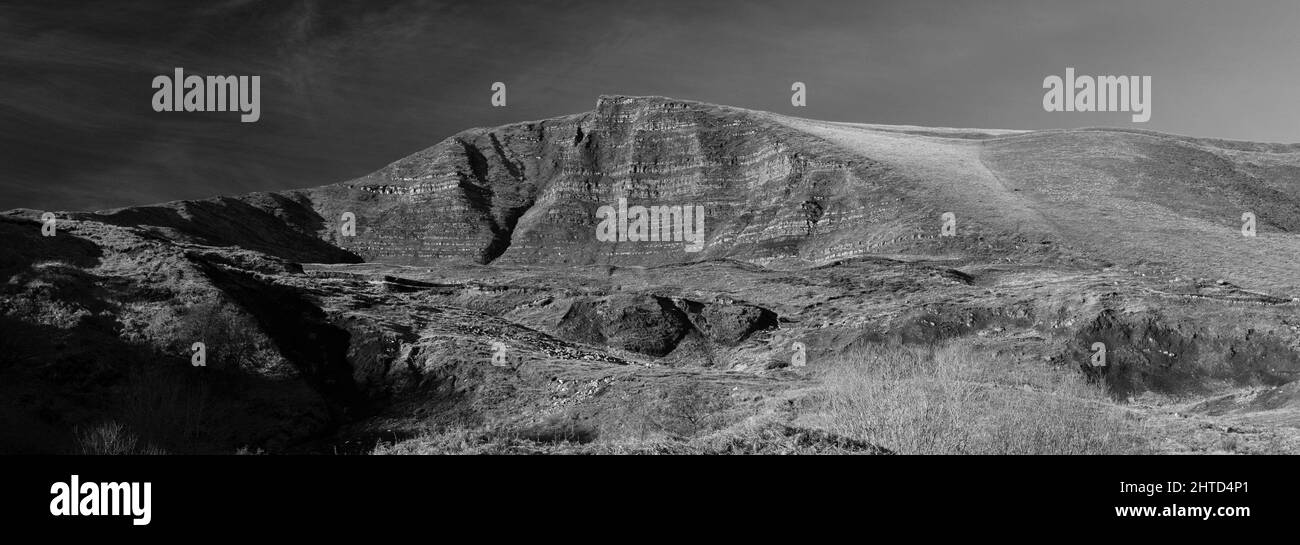 View of Mam Tor hill, Castleton valley, Derbyshire, Peak District ...