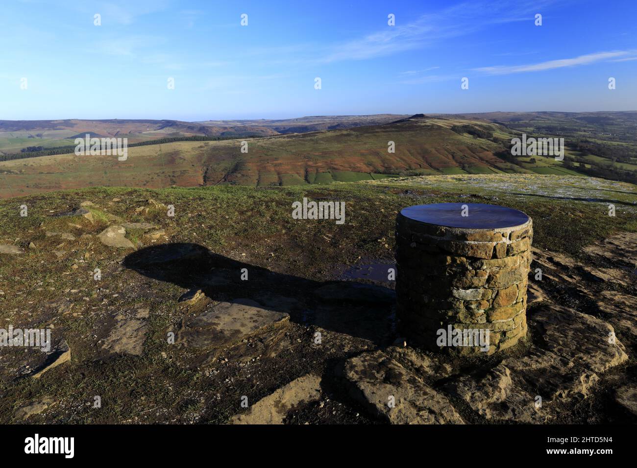 Walkers at Lose hill on the Mam Tor ridge, Vale of Castleton ...