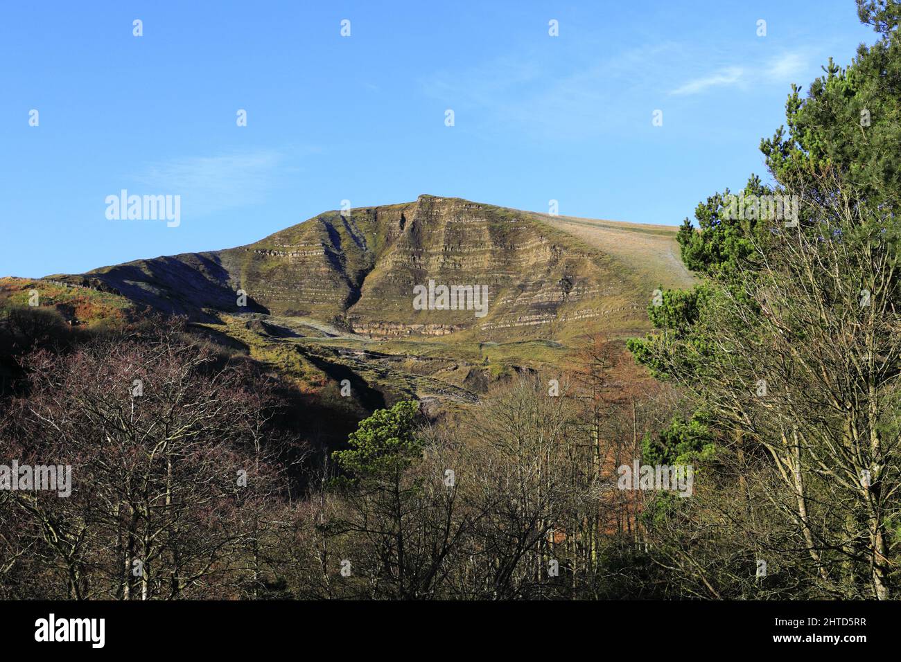 View of Mam Tor hill, Castleton valley, Derbyshire, Peak District ...