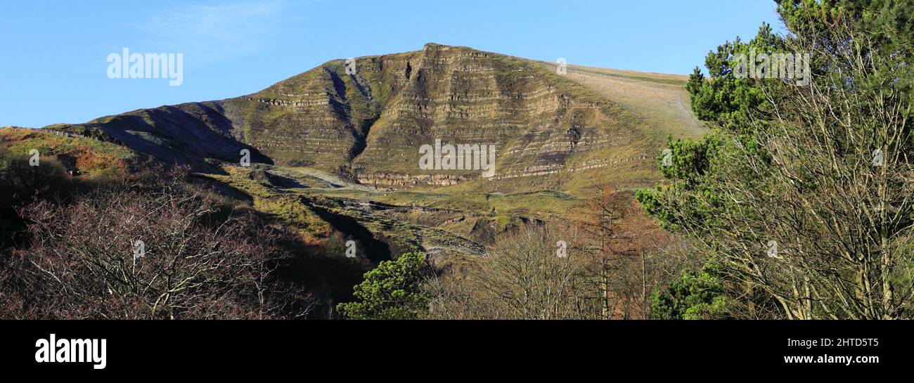 View of Mam Tor hill, Castleton valley, Derbyshire, Peak District ...