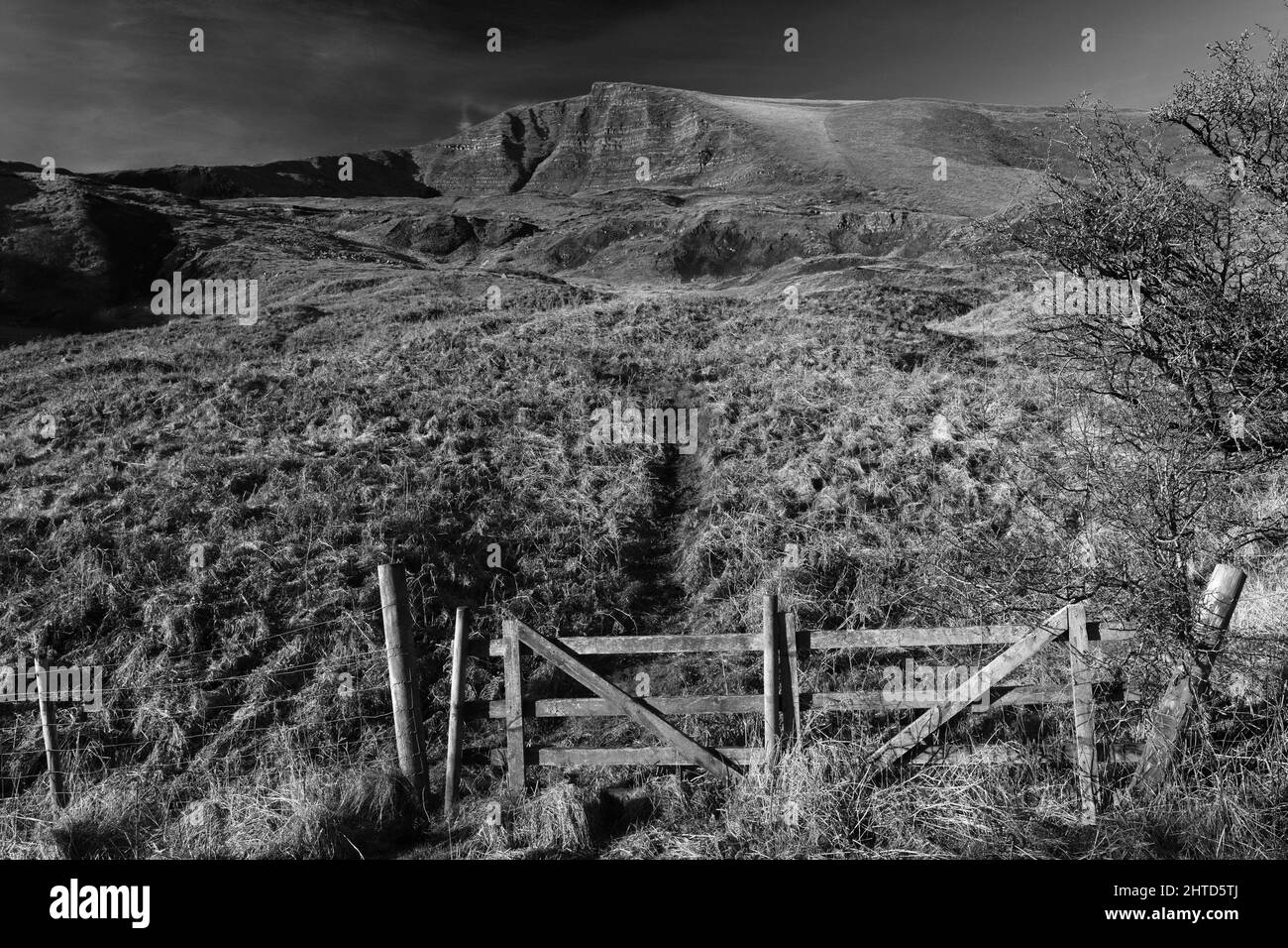 View of Mam Tor hill, Castleton valley, Derbyshire, Peak District ...