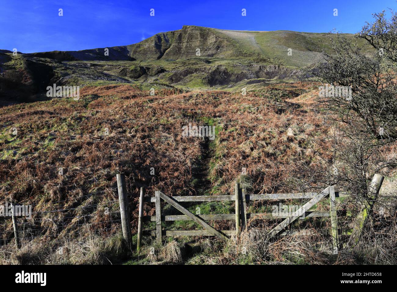 View of Mam Tor hill, Castleton valley, Derbyshire, Peak District ...