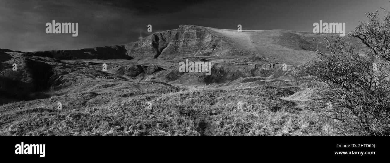 View of Mam Tor hill, Castleton valley, Derbyshire, Peak District ...