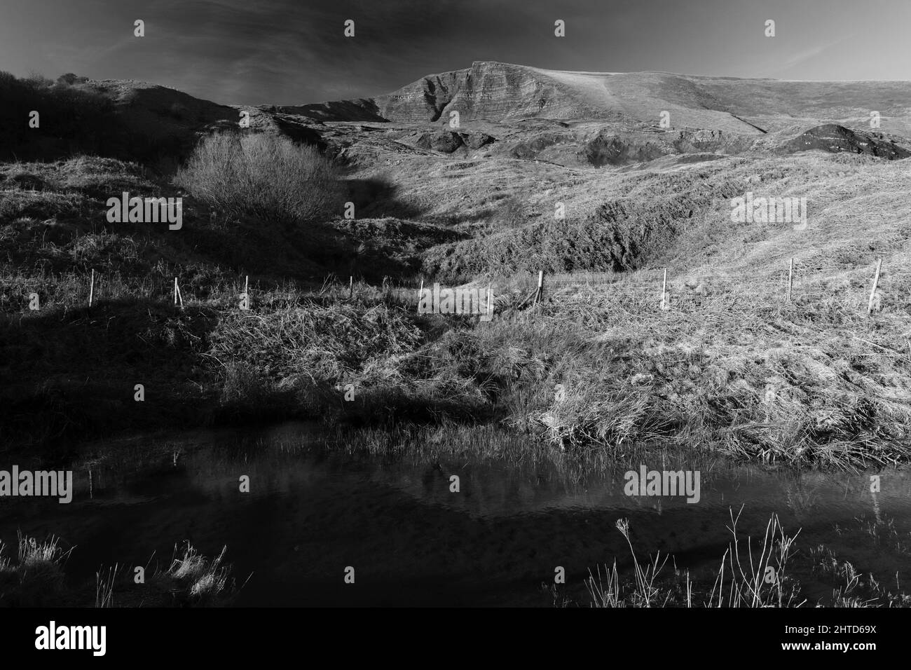 View of Mam Tor hill, Castleton valley, Derbyshire, Peak District ...
