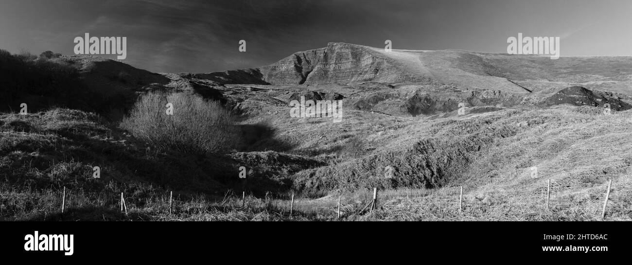View of Mam Tor hill, Castleton valley, Derbyshire, Peak District ...
