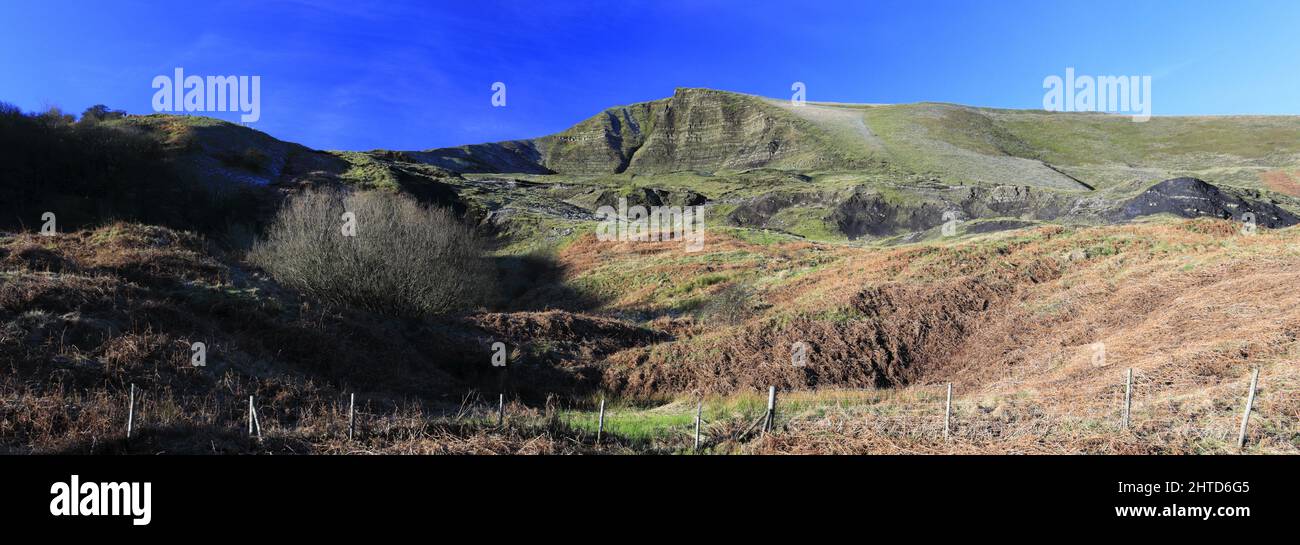 View of Mam Tor hill, Castleton valley, Derbyshire, Peak District ...