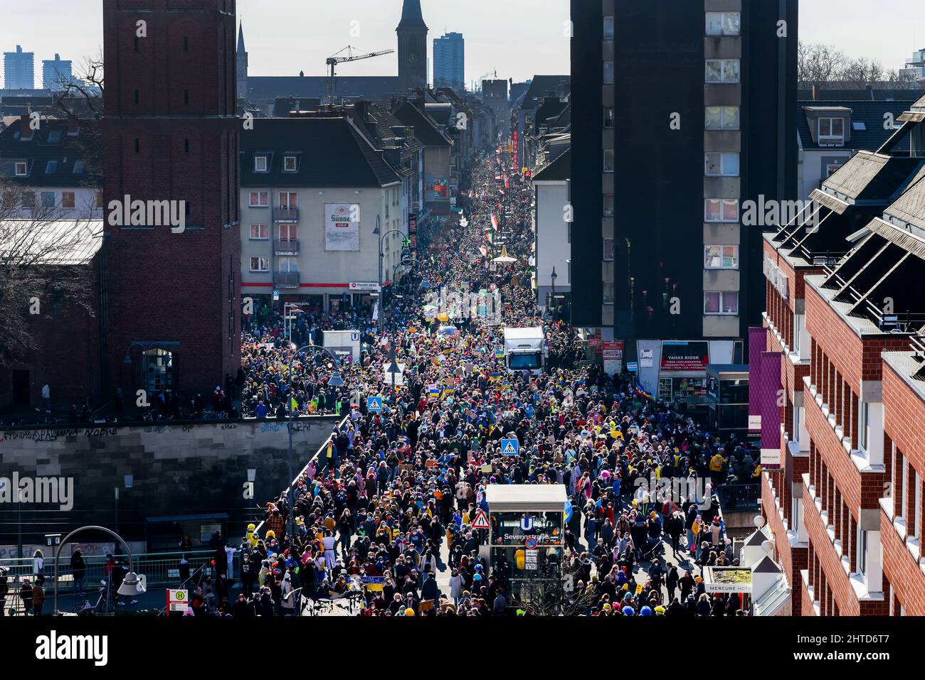 Cologne, Germany. 28th Feb, 2022. A peace demonstration marches through ...