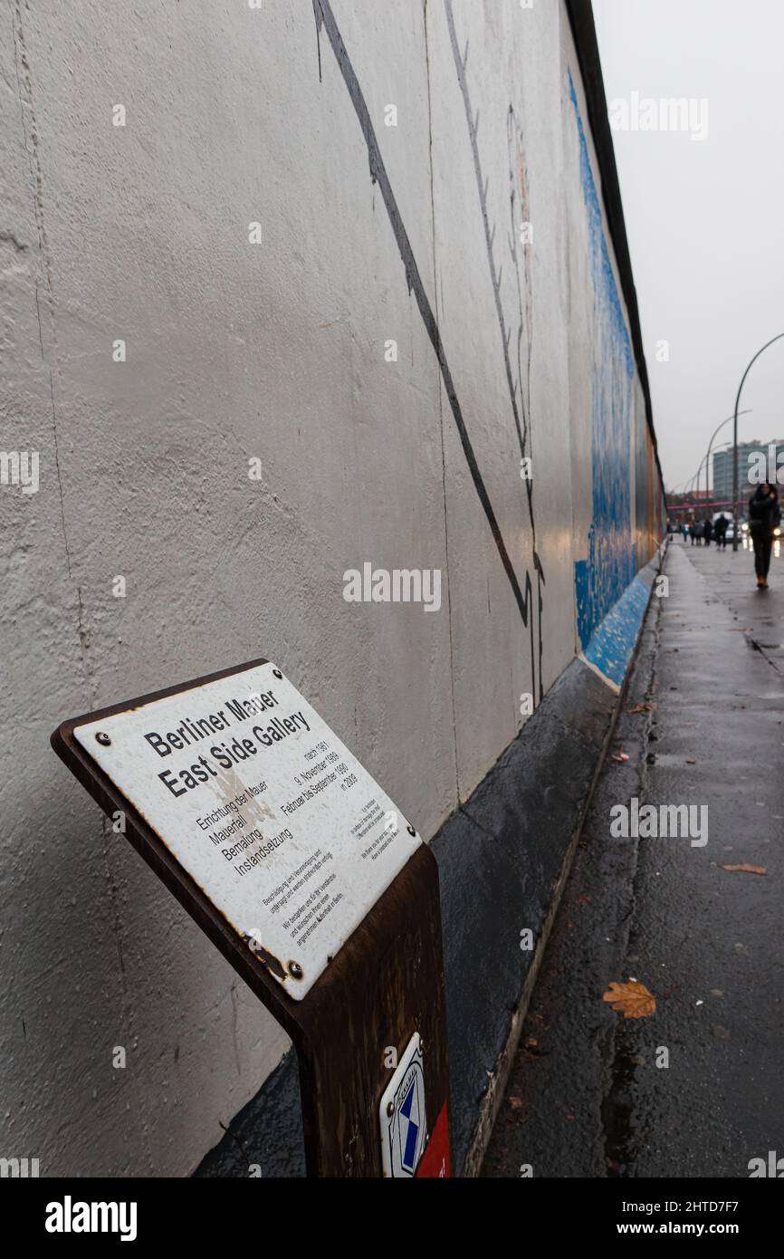 "East Side Gallery" sign on a piece of well-preserved berliner mauer ...