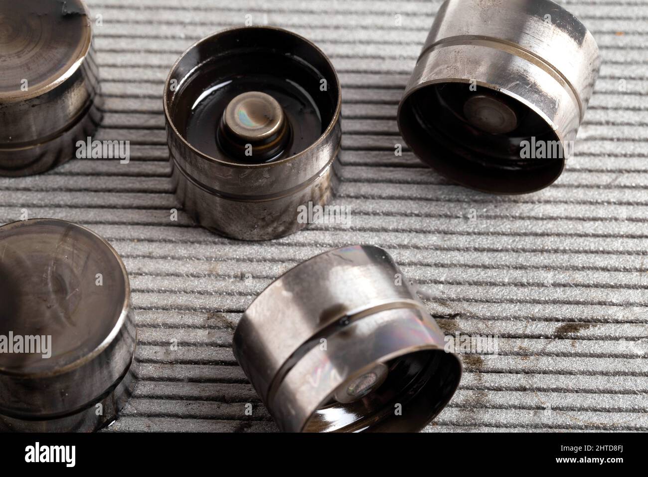 Hydraulic compensators in the lubrication system of a car engine ...