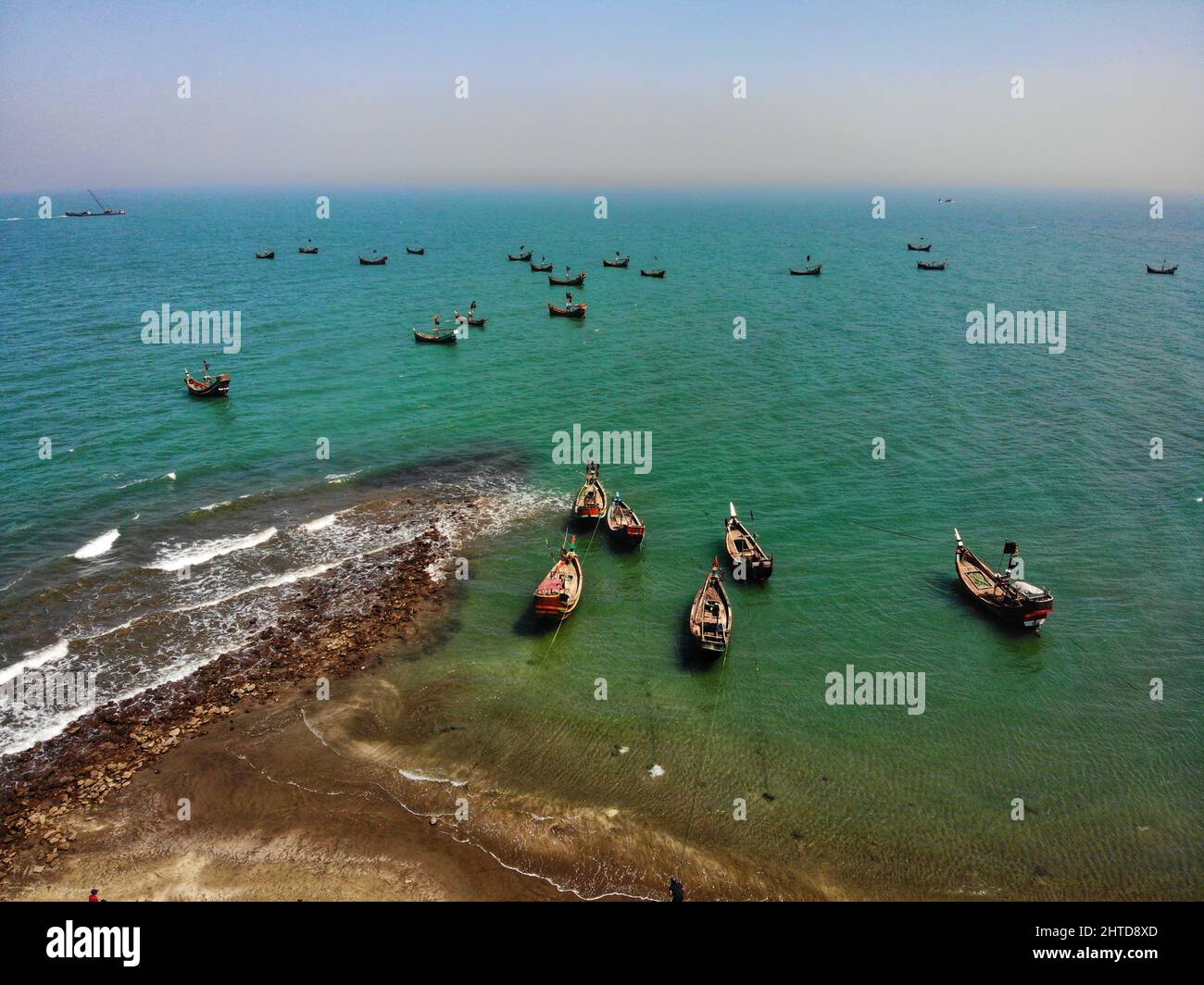 Beautiful view of the multiple boats parked on the shore of the sea ...