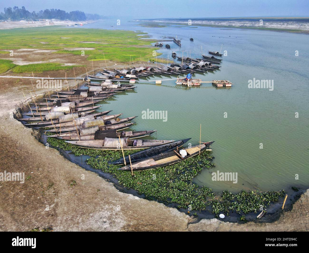 Beautiful view of the multiple boats parked on the shore of the sea ...