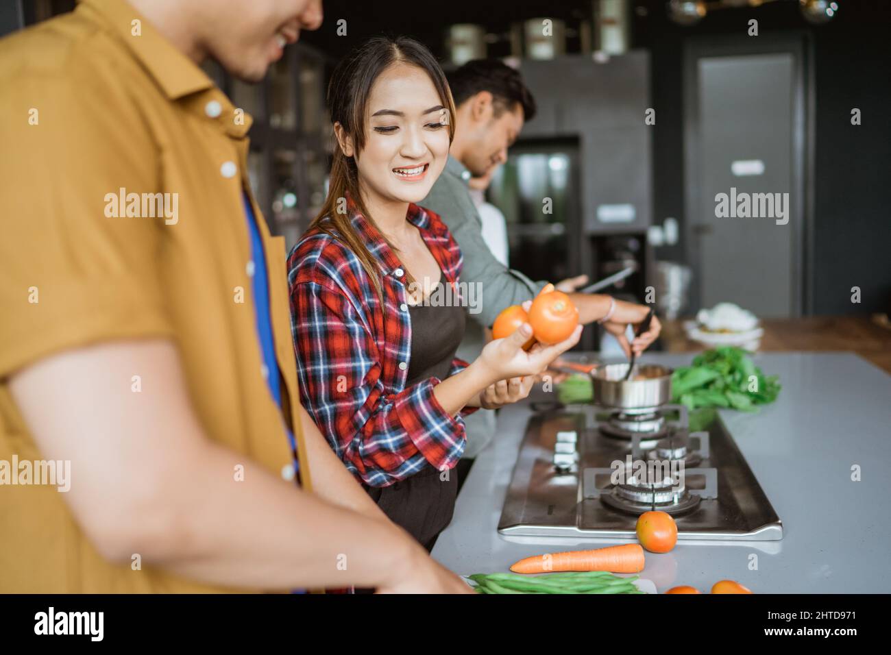 Friends helping cook hi-res stock photography and images - Alamy