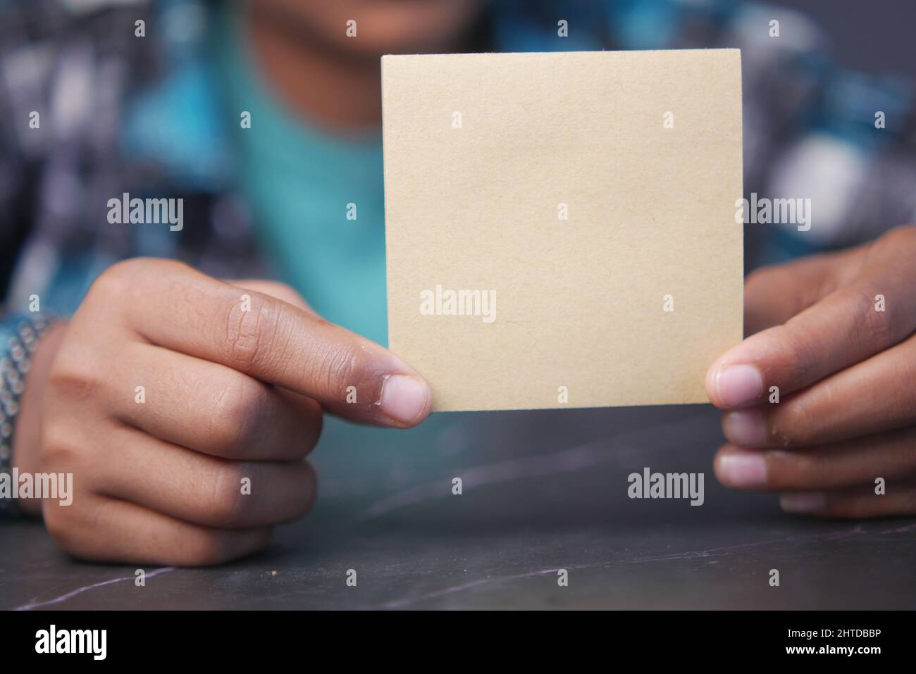 man hand hold a sticky note close up Stock Photo - Alamy