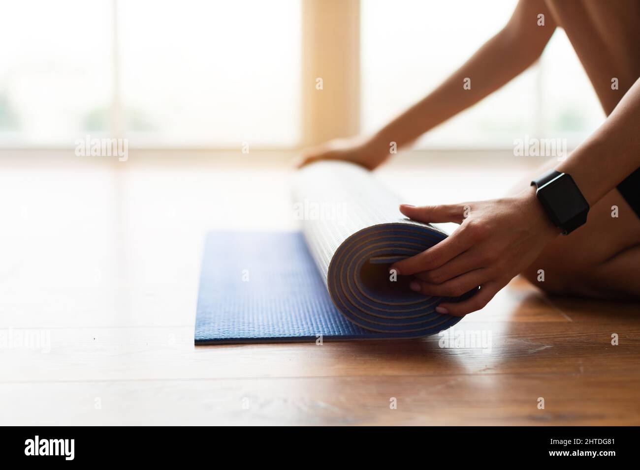 Young woman with yoga mat hi-res stock photography and images - Alamy