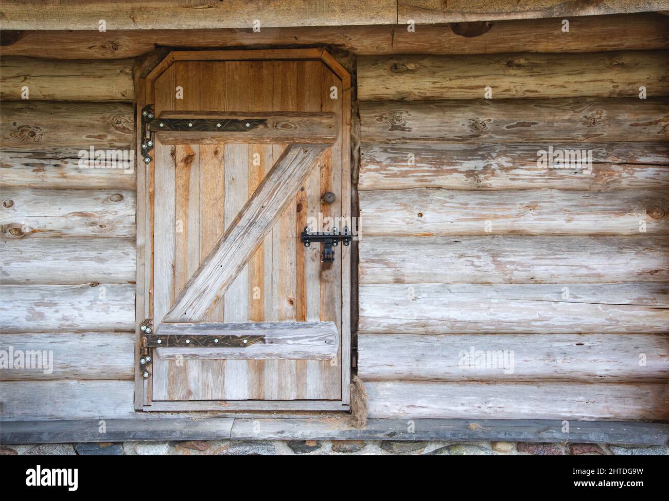 Old wooden door with a metal lock in a rustic log house, antique Stock ...
