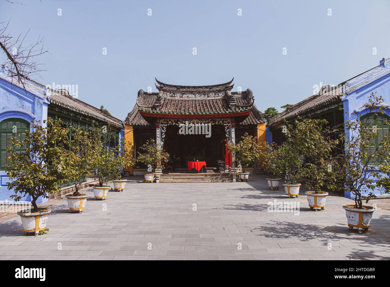 Shot of the exterior design of an Asian building with passage in front ...