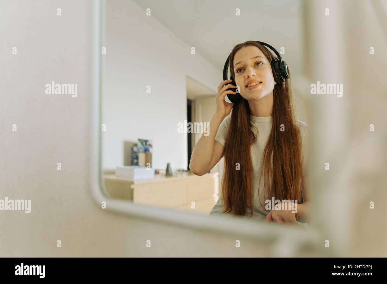 Teenager girl sing mirror hi-res stock photography and images - Alamy