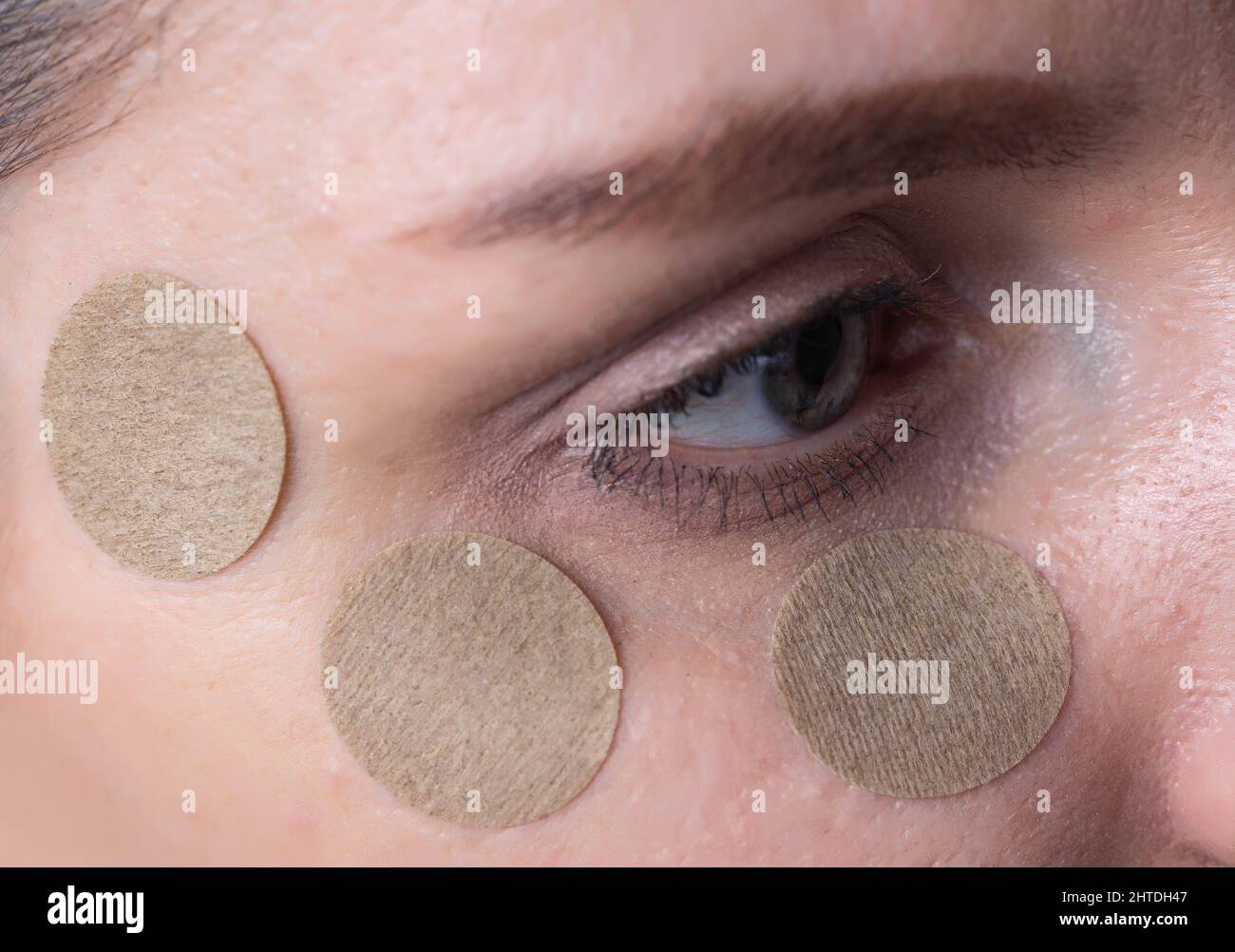 Medical medical plaster for relieving fatigue and tension from the eyes ...