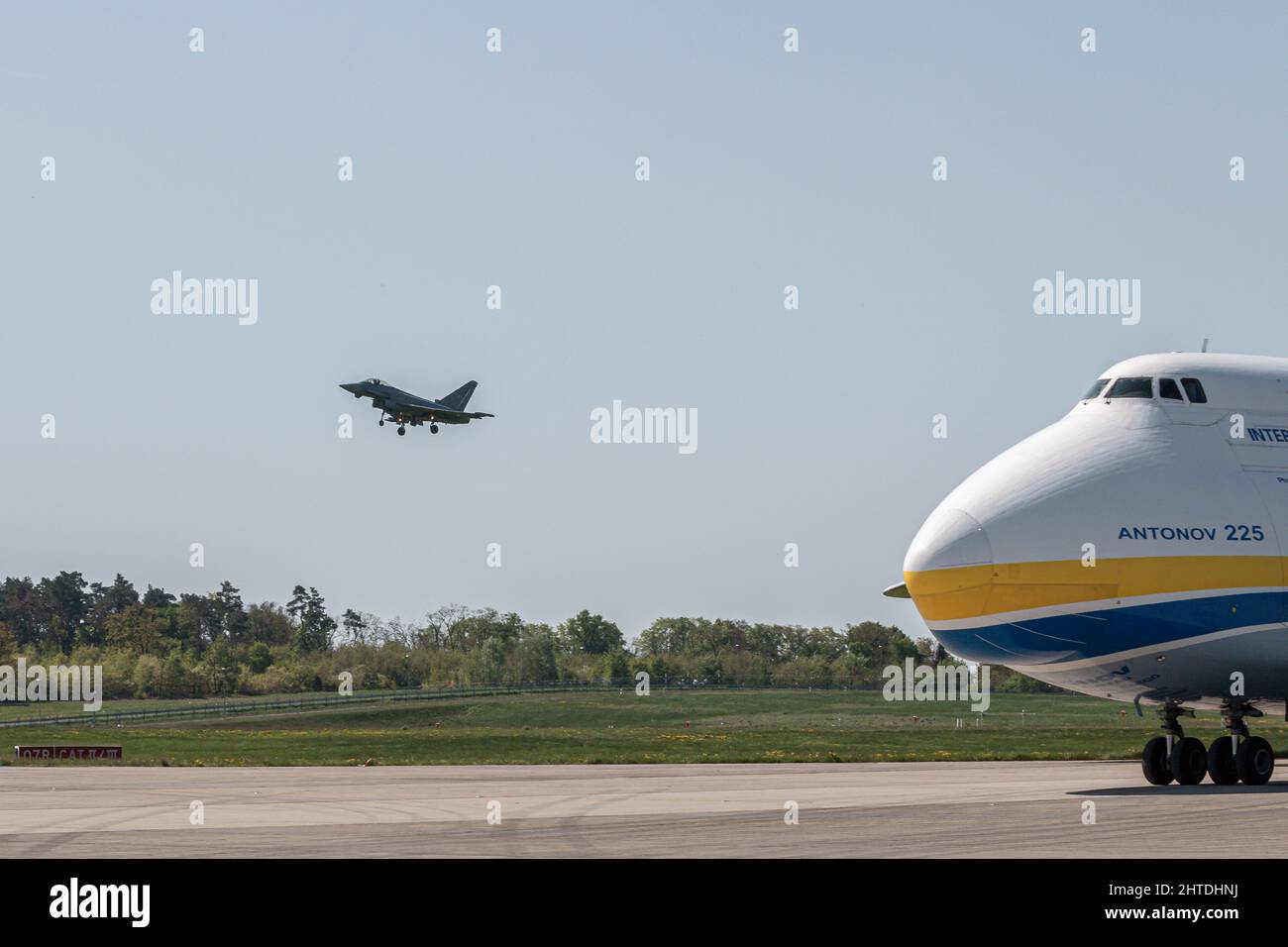 World's largest plane destroyed in Ukraine, Antonov An-225 Mriya Stock ...