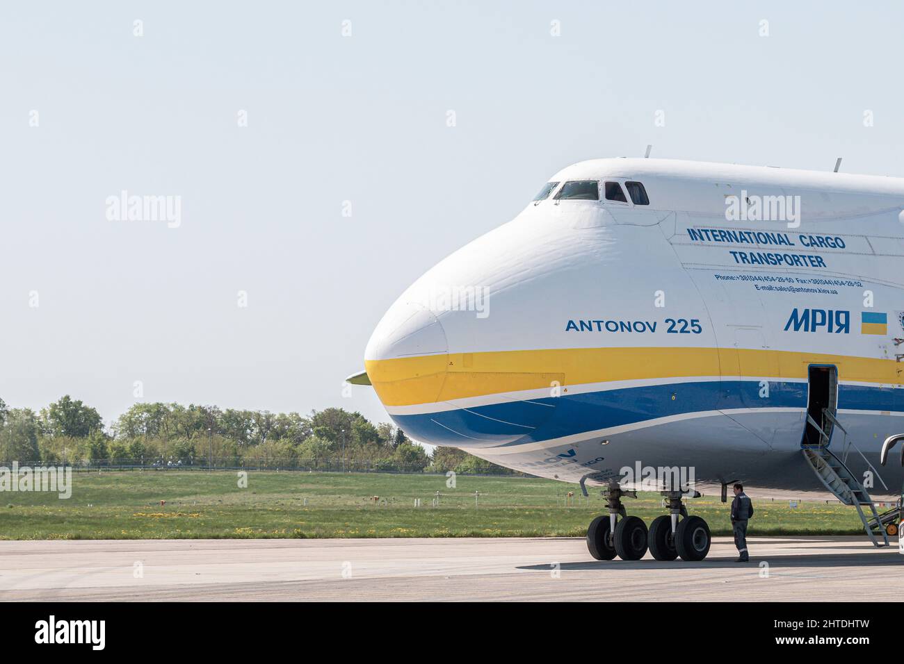 World's largest plane destroyed in Ukraine, Antonov An-225 Mriya Stock ...