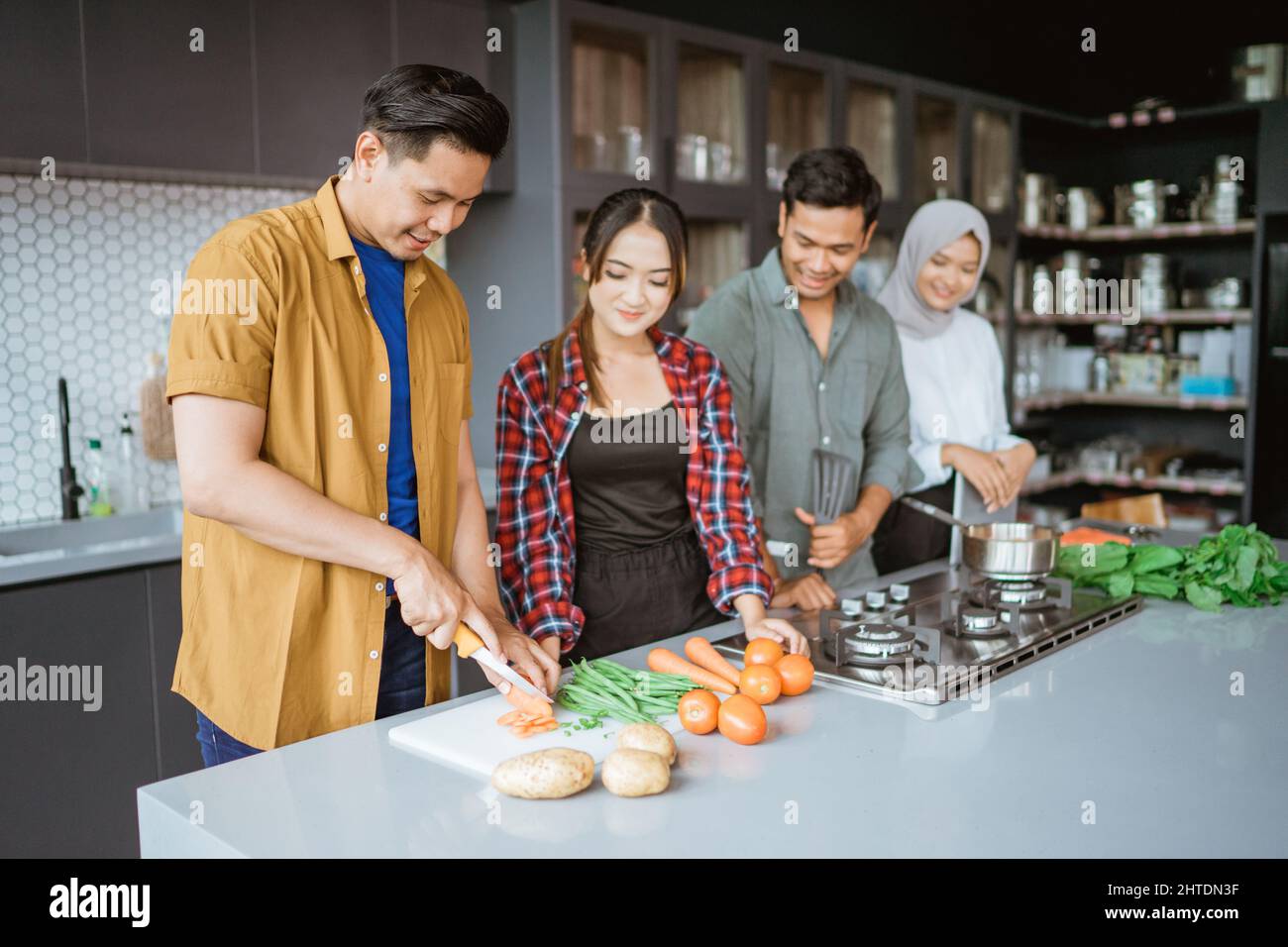 Team meals hi-res stock photography and images - Alamy