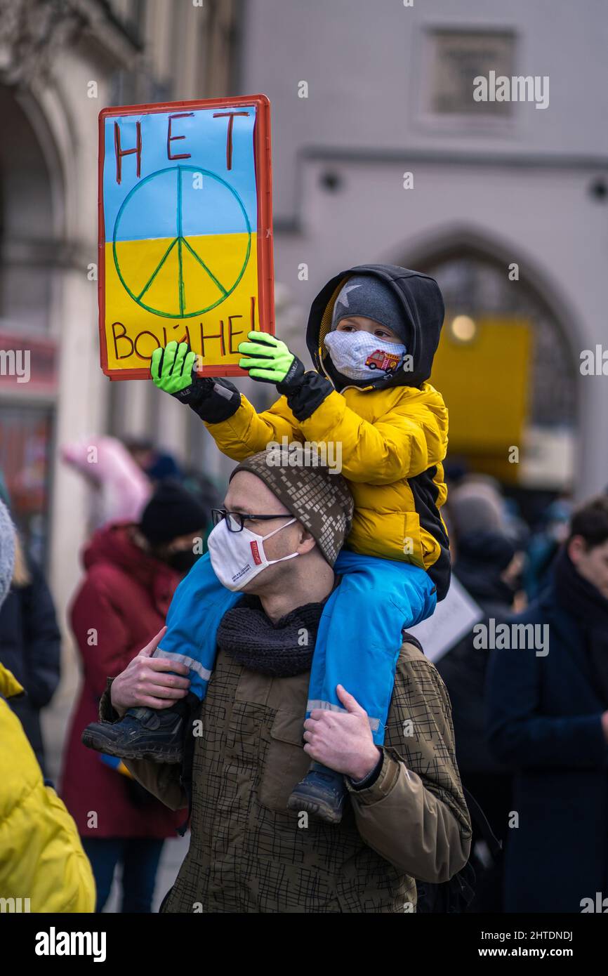 Man with child at anti war protest in Munich after Russia invades ...