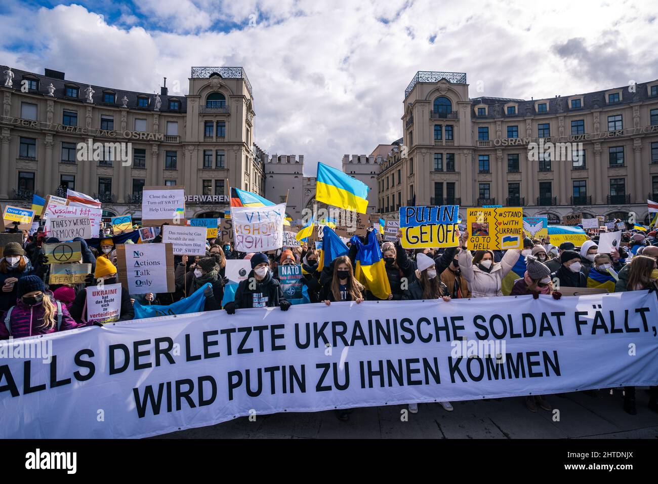 People express support for Ukraine at peace rally after Russia invades ...