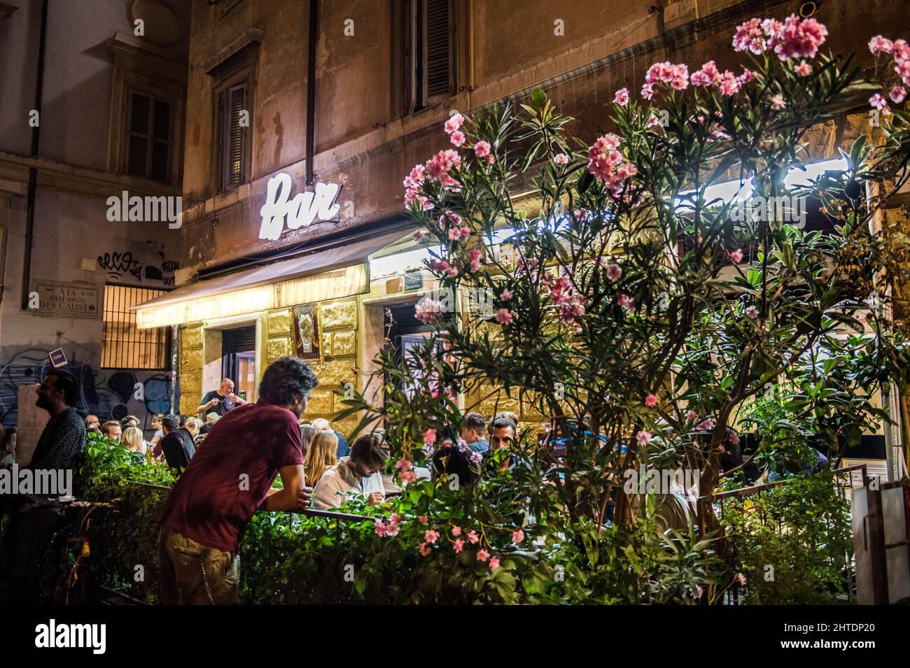 Trastevere night people rome hi-res stock photography and images - Alamy