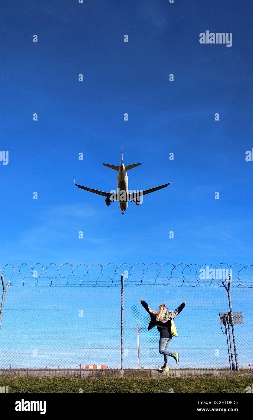 Blonde lady trying to catch a plane to go on vacation Stock Photo - Alamy