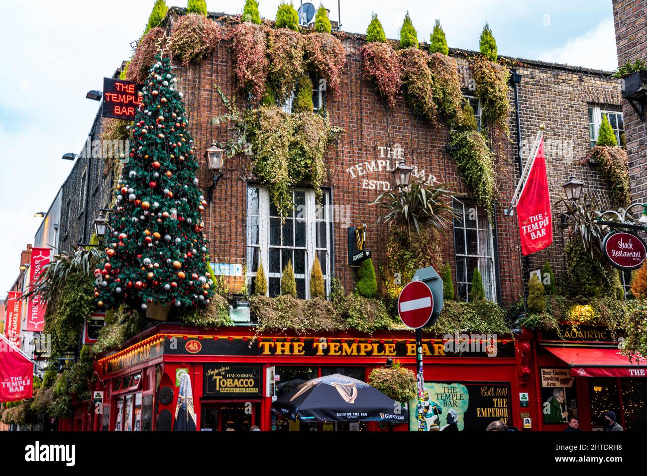 Temple Bar with Christmas decorations in the street on a rainy ...