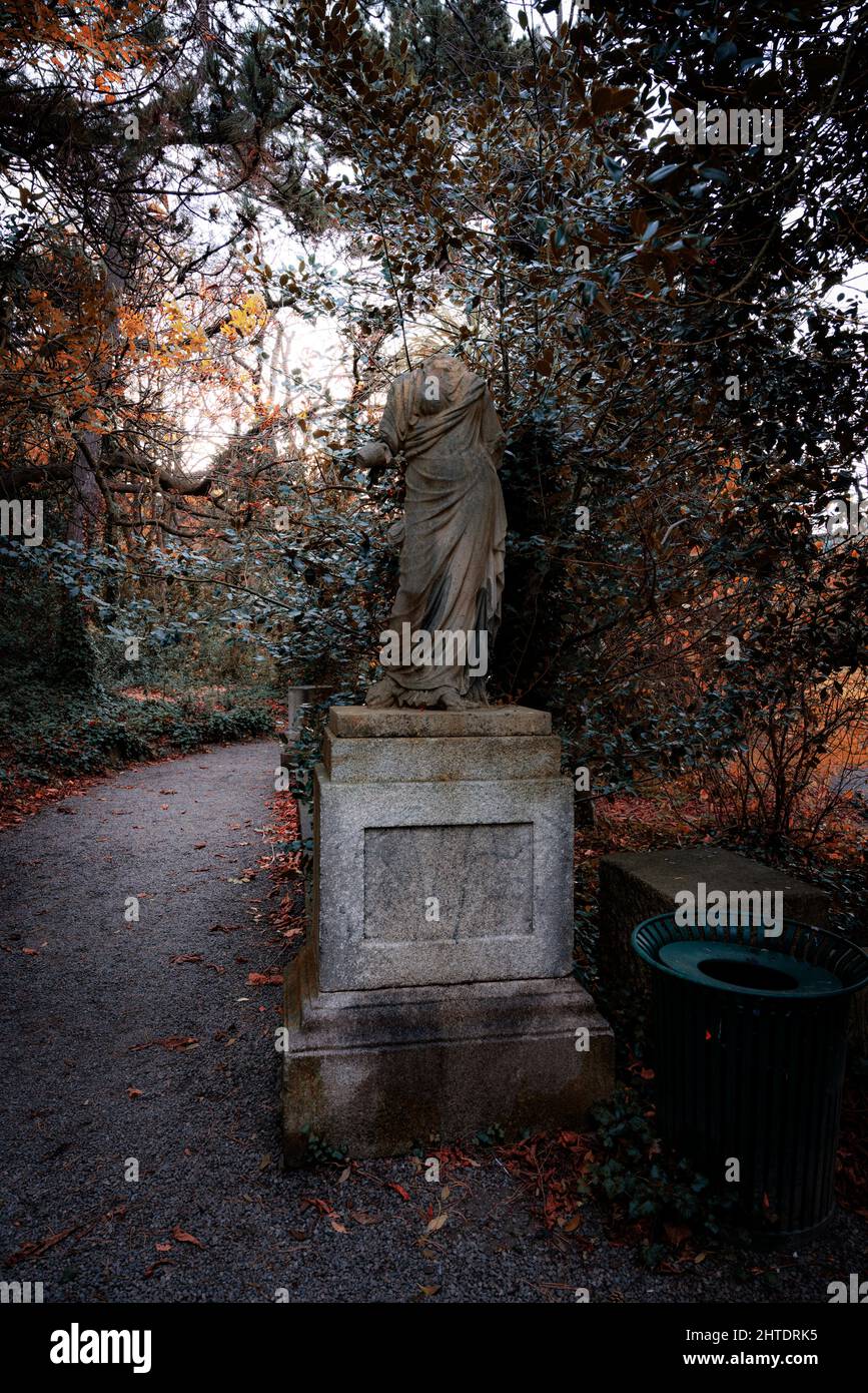 Headless memorial statue hi-res stock photography and images - Alamy