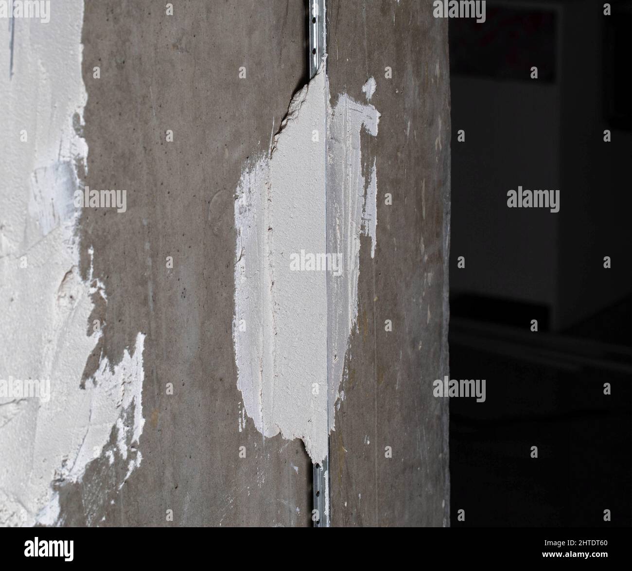 Leveling the walls with a plaster mixture and metal beacons. Plastering ...