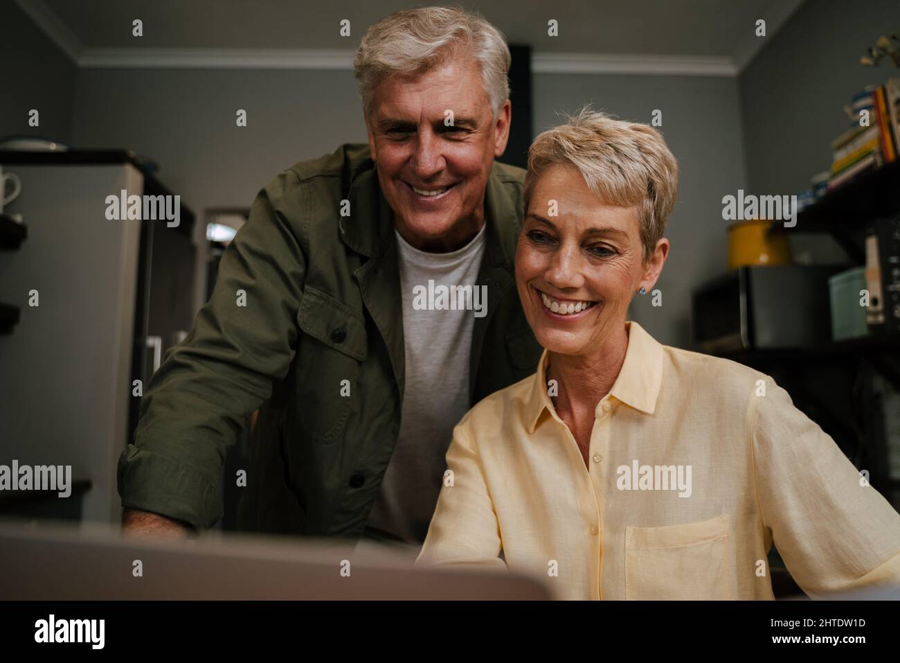 Senior laptop couple screen hi-res stock photography and images - Alamy