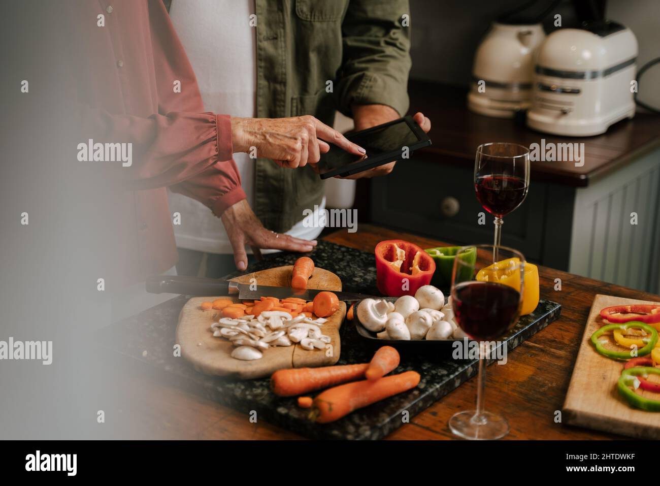 caucasian elderly couple cooking in kitchen chopping vegetables Stock ...