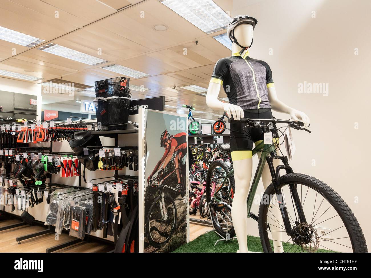 Bicycle store hi-res stock photography and images - Alamy
