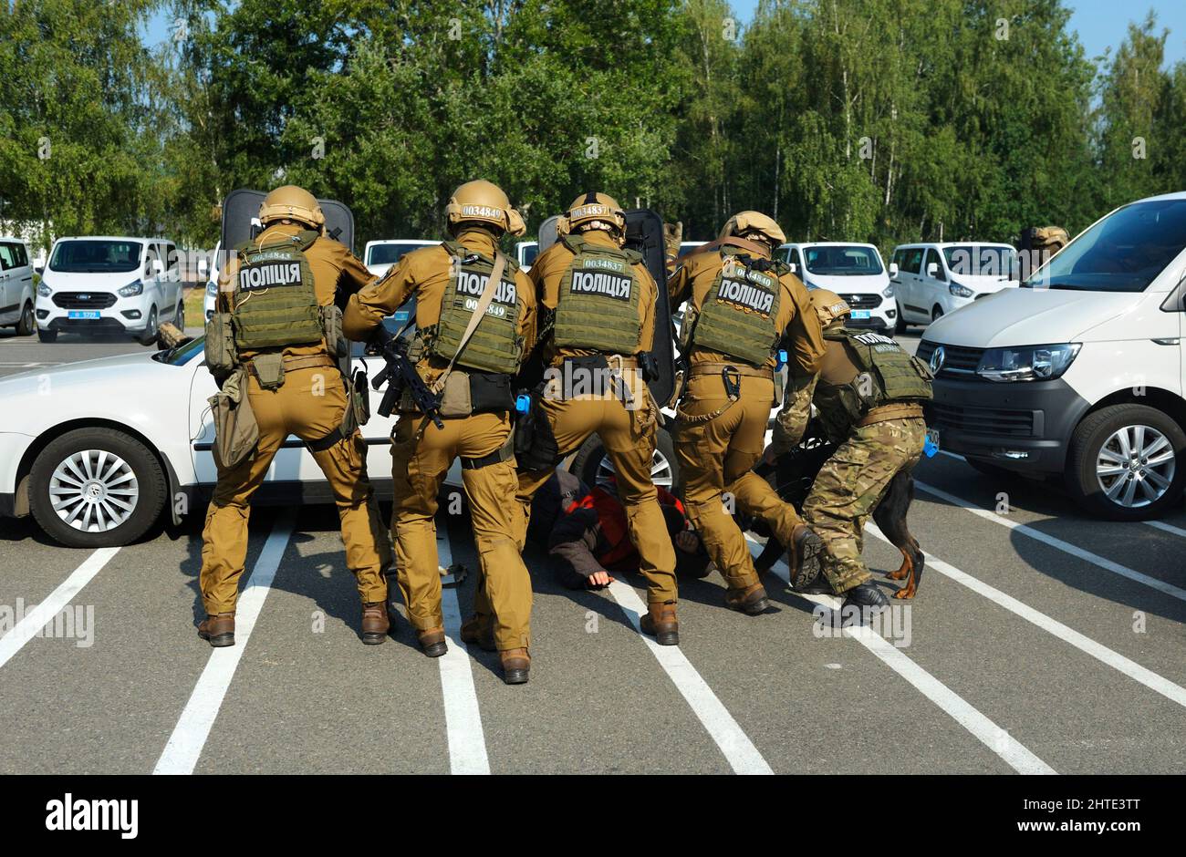 Soldiers of KORD police strike force, SWAT arresting terrorists ...