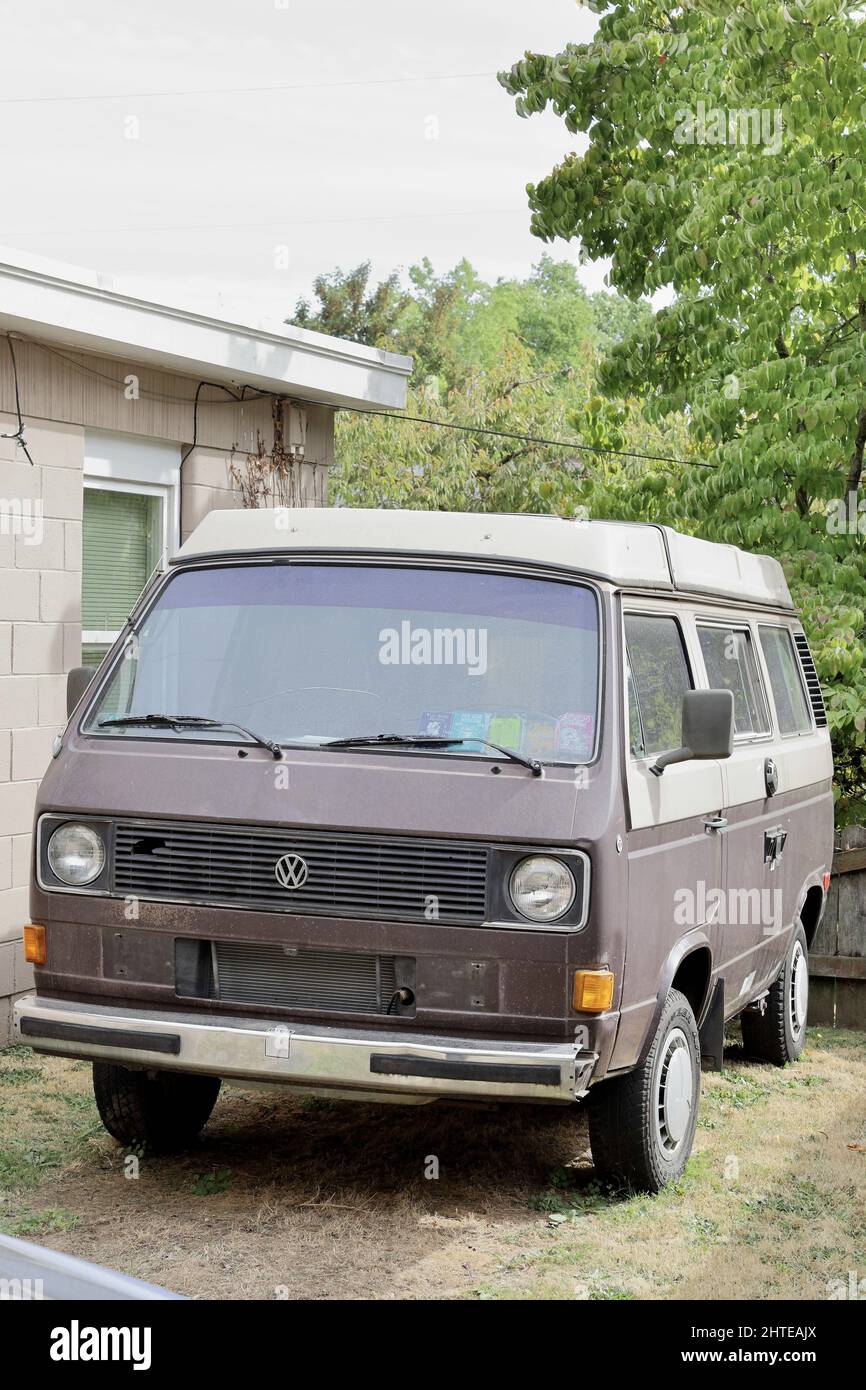 Old brown van hi-res stock photography and images - Alamy